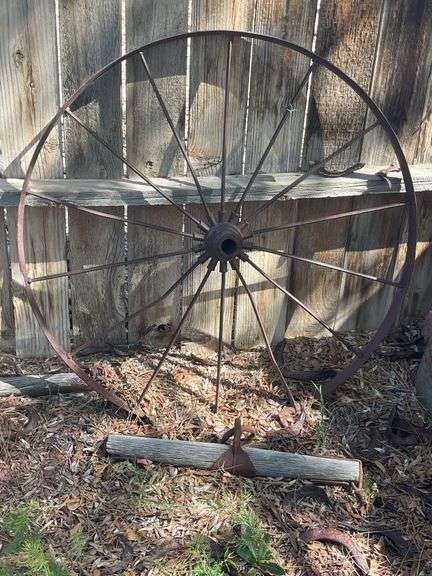 Decorative Metal Wagon Wheel with Single Tree - Apexx Auctions