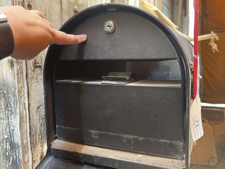 Large Mailbox in Cement Block - Apexx Auctions