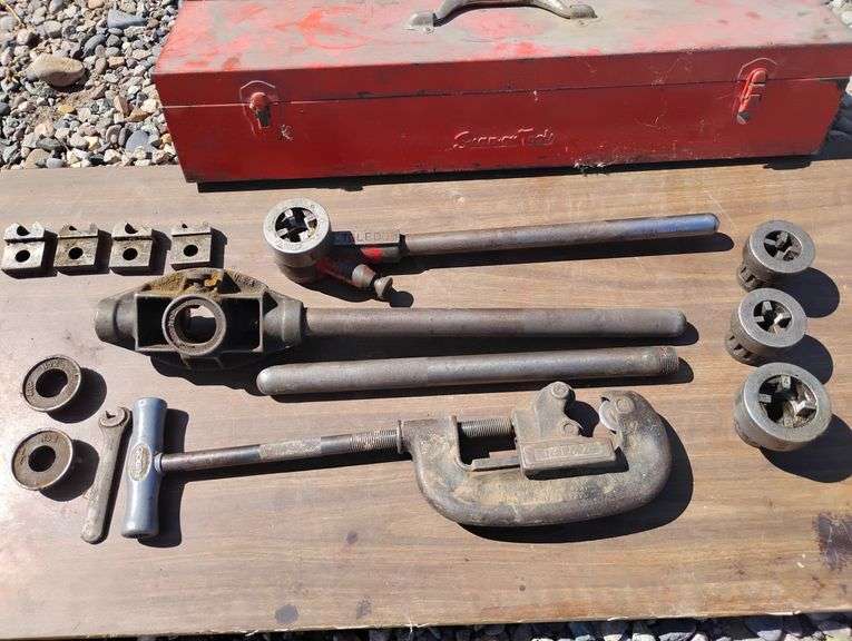 Pipe Threading Kit in Tool Box - Apexx Auctions