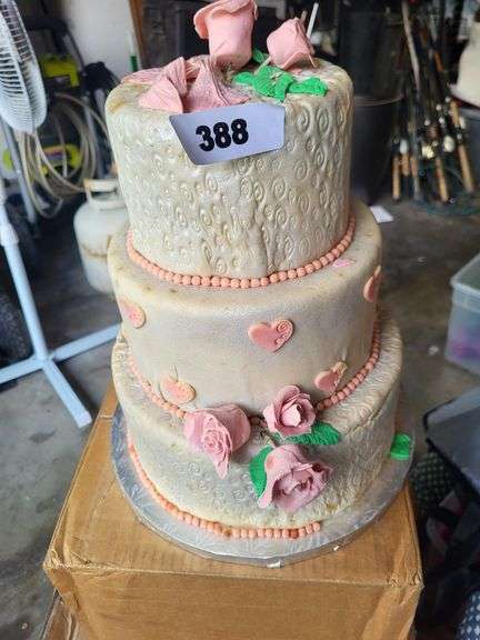 PLASTIC WEDDING CAKE DISPLAY - Auction HUB Texas