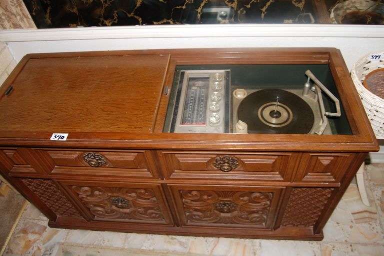 VINTAGE MAGNAVOX ASTRO SONIC STEREO CONSOLE - Auction HUB Texas