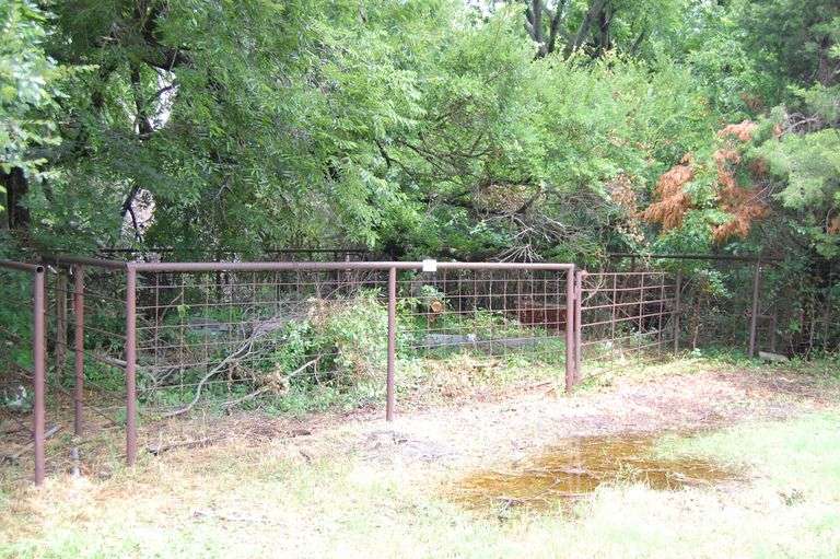 BULLPEN MADE FROM 15 ,8 FT PANELS OF CAST IRON FENCING AND 1 GATE,HAS ...