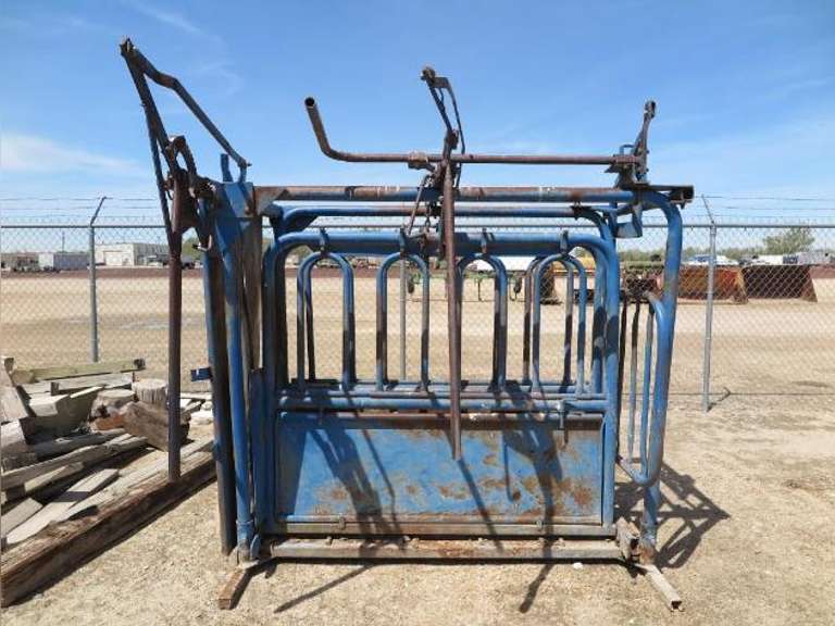 Powder River Squeeze Chute - Armstrong Western LLC