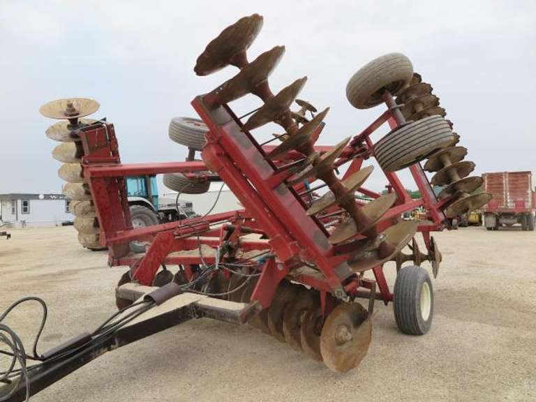 Case • 26' Hydraulic Fold Tandem Disc - Armstrong Western LLC