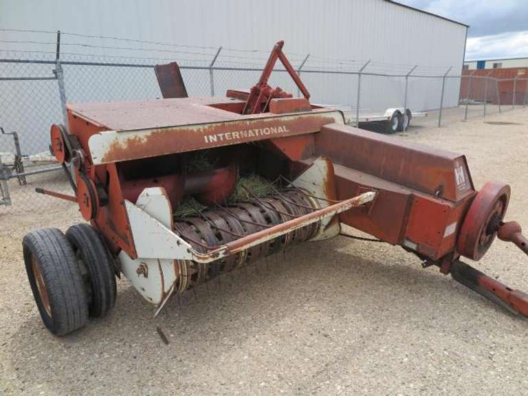 International 430 • 14" x 18" Hay Baler - Armstrong Western LLC
