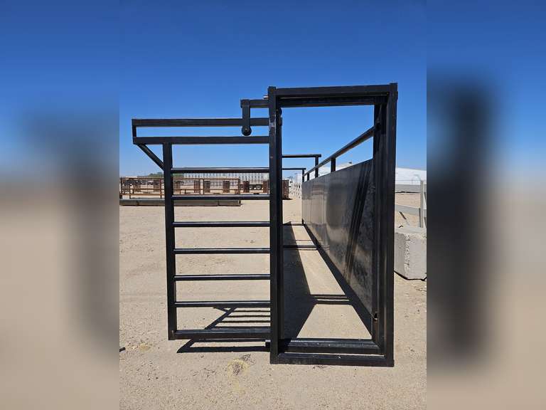 (1) 24’ Sheeted Livestock Alley with Sliding Gate (Painted) - Armstrong ...