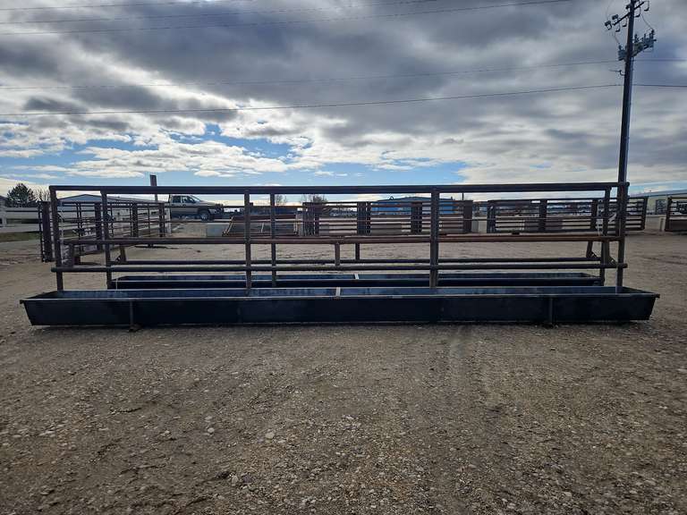 (1) 24’ Heavy Duty Livestock Panel with Feed Trough and Adjustable ...