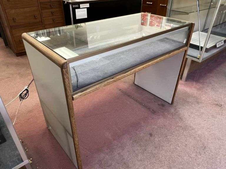 Lighted Retail Display Case - Auctions ASAP