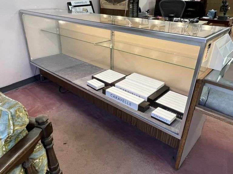 Lighted Retail Display Case - Auctions ASAP