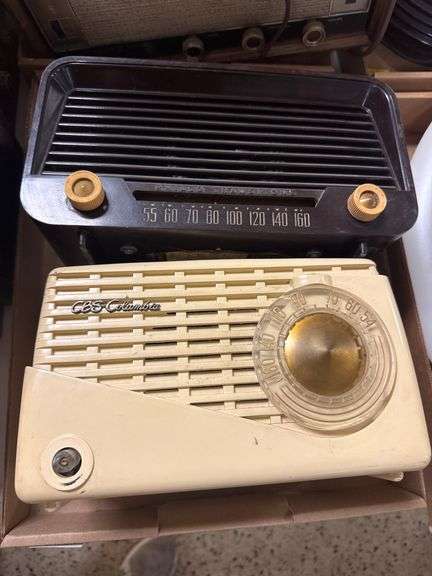 (2) Antique Radios - Auction Solutions, Inc - Celebrating 25 Years