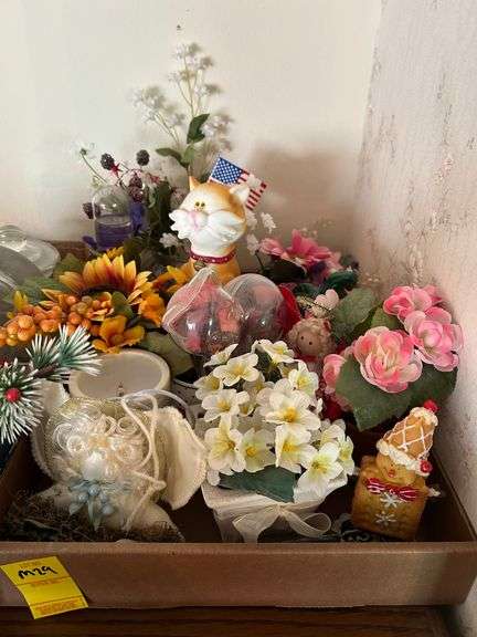 Décor: Ice Cream Buddy, Faux Floral Décor, and Other Items - Auction ...