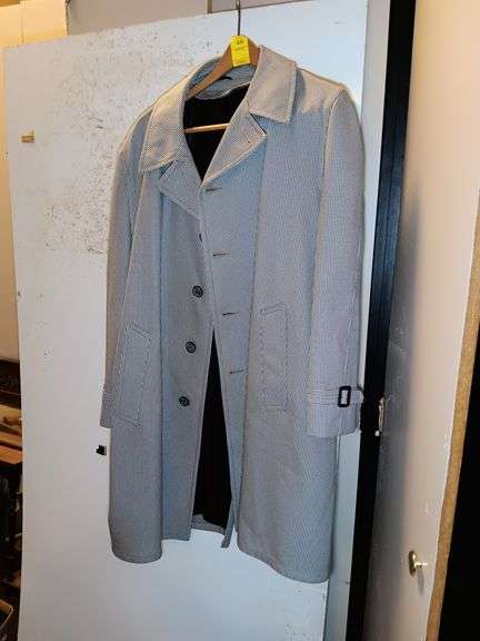 Crownwear Coat 44 Regular - Auction Solutions, Inc - Celebrating 25 Years