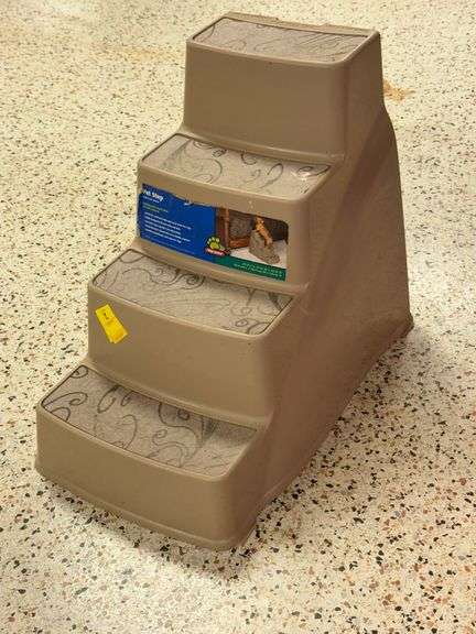 4 Tier Plastic Pet Steps - Auction Solutions, Inc - Celebrating 25 Years