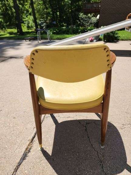 Retro chair - Auction Solutions, Inc - Celebrating 25 Years
