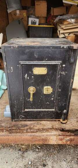 Frederic Whitfield & co. Lever lock safe (with key) - Auction Solutions ...