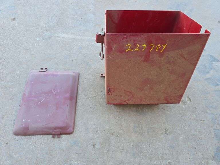 IH Battery Box With Cover - Assiter Auctioneers