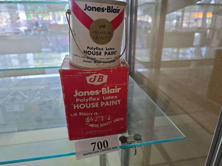 Vintage Mini Jones-Blair Paint Can Radio w/Box - Assiter Auctioneers
