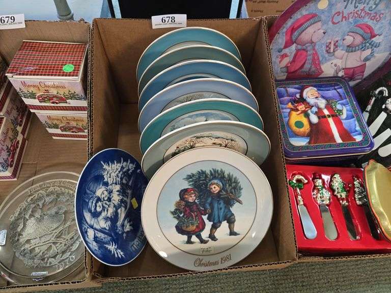(7) Christmas Plates '74 to '81 w/ '71 Plate - Assiter Auctioneers