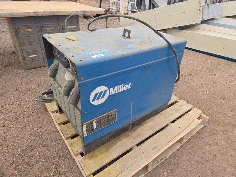 Miller SRH-444 Welder - Assiter Auctioneers