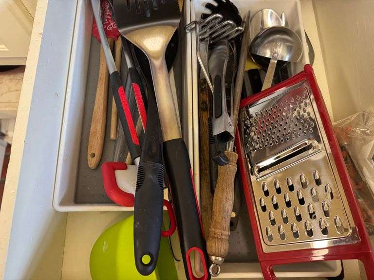 Assorted Kitchen Utensils - Assiter Auctioneers