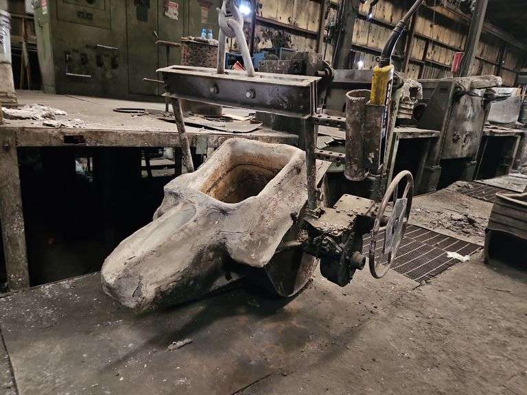 34" x 30" Modern Geared Lip Pour Ladle W/ Lifting Bail - Assiter ...