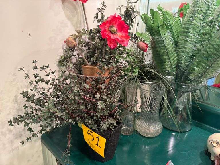 Assorted Decor Items - Assiter Auctioneers