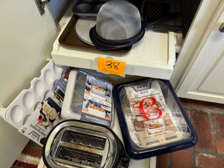 Assorted Kitchen Items - Assiter Auctioneers