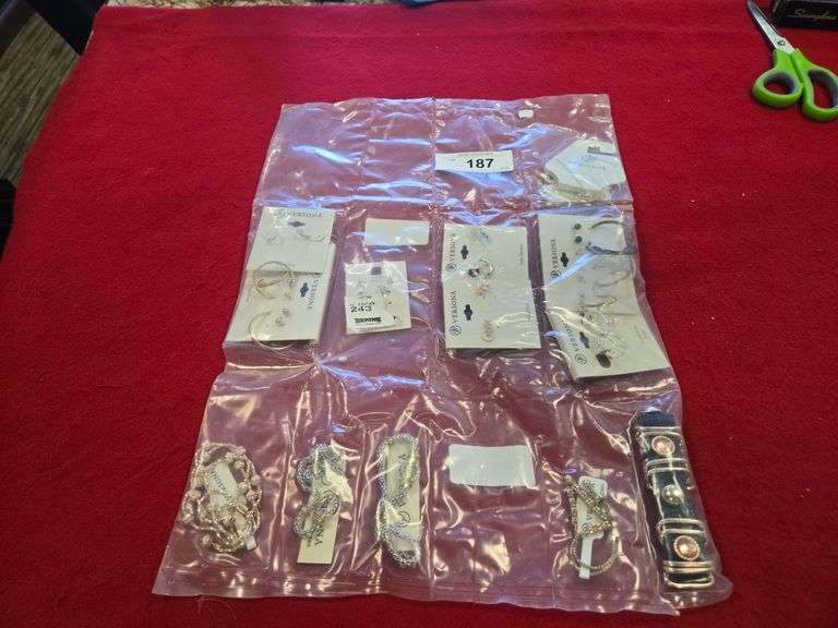 5 Versona bracelets, 16.5 pr earrings, 1 Versona necklace - Assiter ...