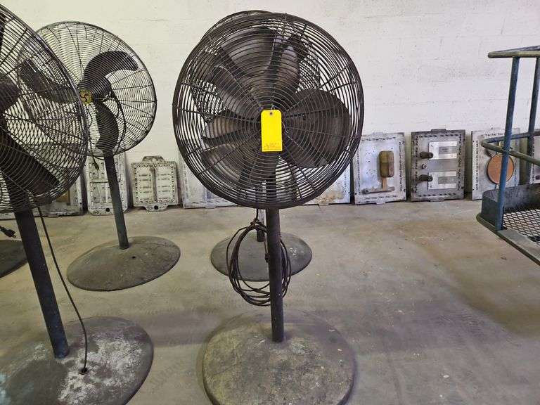24" Dayton Industrial Pedestal Fan 3C218B - Assiter Auctioneers