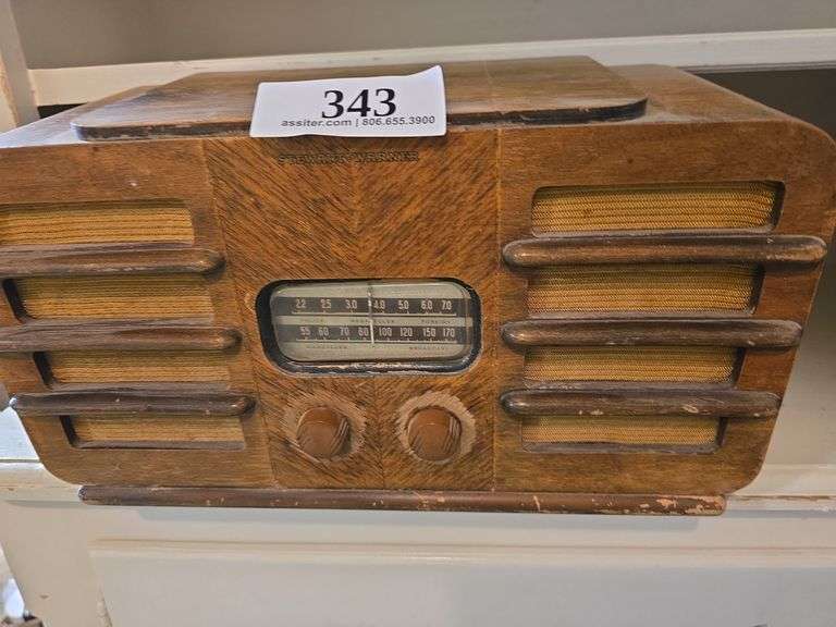 Vintage Stewart Warner 07-524 Radio 13 x 6 x 7 - Assiter Auctioneers