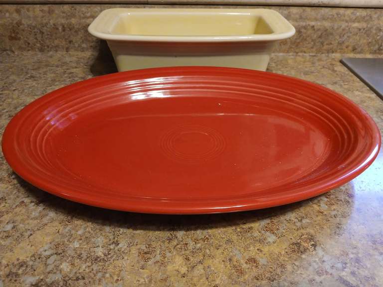 Fiesta 13" red serving plate & yellow baking dish - Bidaste Auctions