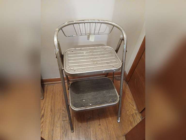 2 step metal ladder - Bidaste Auctions