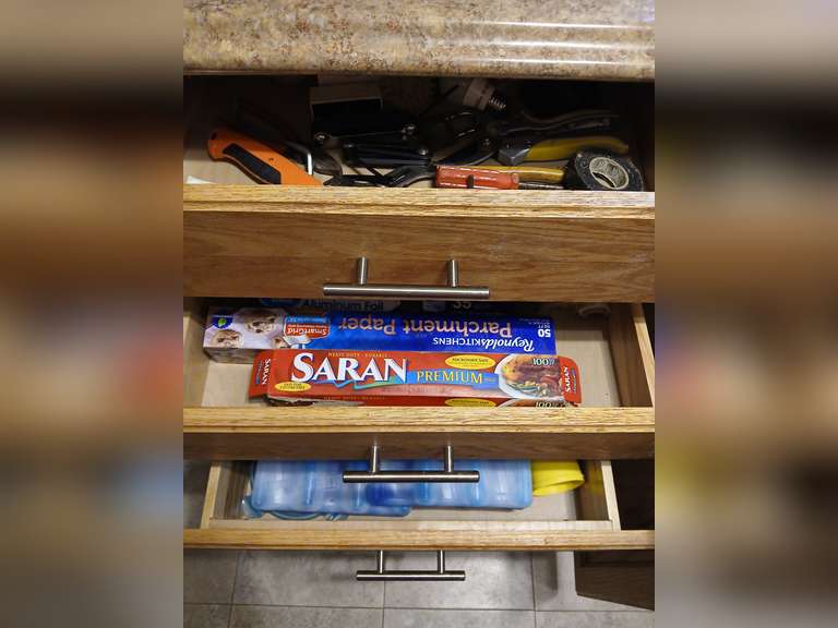 Reynolds Wrap, Press N Seal, hand tools, ice packs - Bidaste Auctions