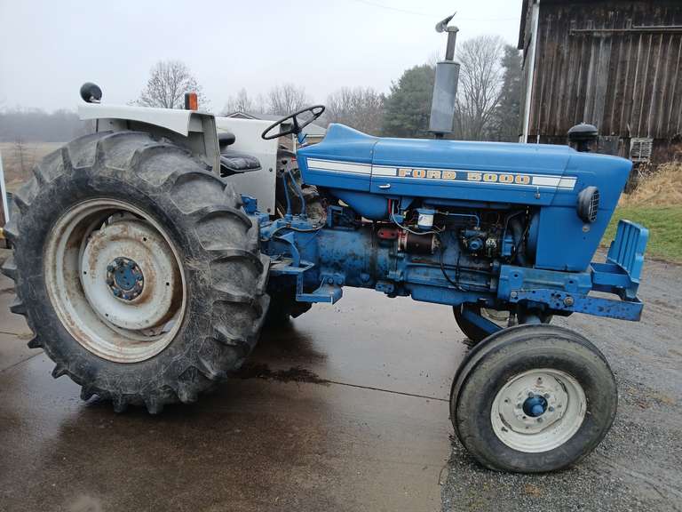 1971 Ford 5000 diesel tractor with rear pto hitch. Shows 1863 hrs ...