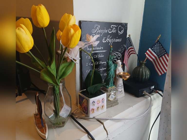 Lot vases, Statue of Liberty, Mini boat, wall art. Internet equipment ...