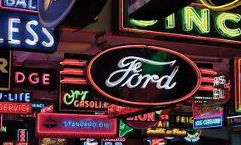 RESTORED VINTAGE NEON SIGN AUCTION - Advantage Auction