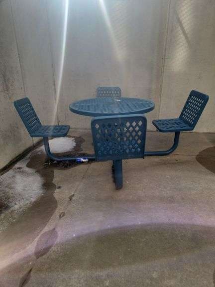 Outdoor patio table & chairs - Advantage Auction