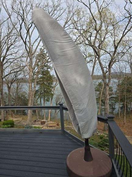Large overhang, umbrella. With very large, heavy base - Advantage Auction