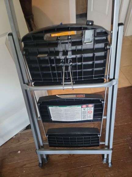 Rubbermaid step stool - Advantage Auction