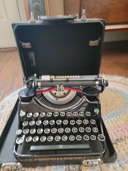 Underwood Typewriter - Advantage Auction