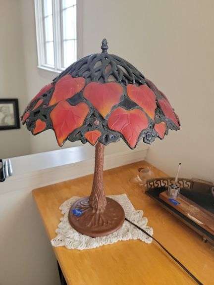 Virginia creeper stained glass table lamp - Advantage Auction