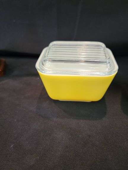 Yellow Pyrex refrigerator dish - Advantage Auction