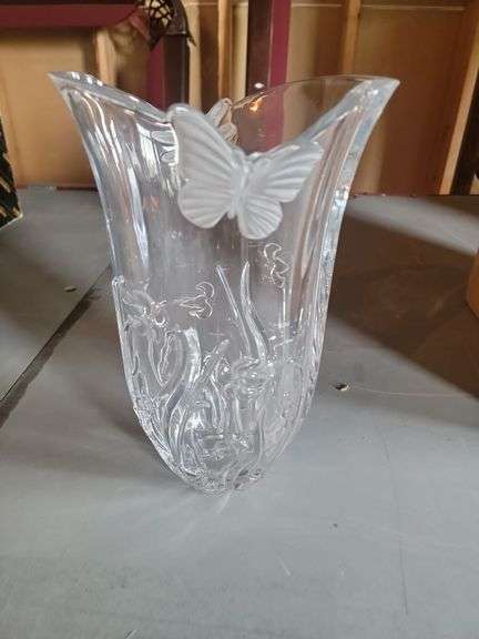Shannon butterfly vase - Advantage Auction