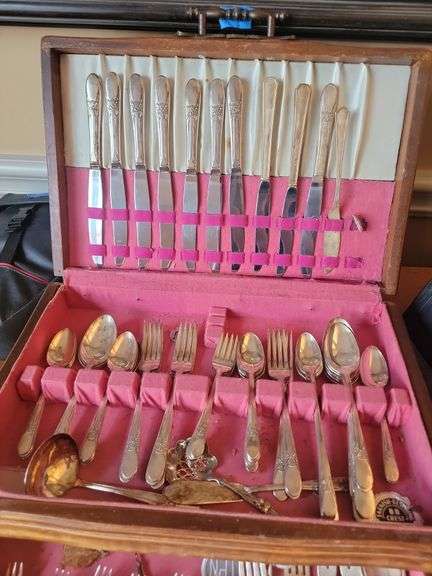 Silver silverware in case - Advantage Auction