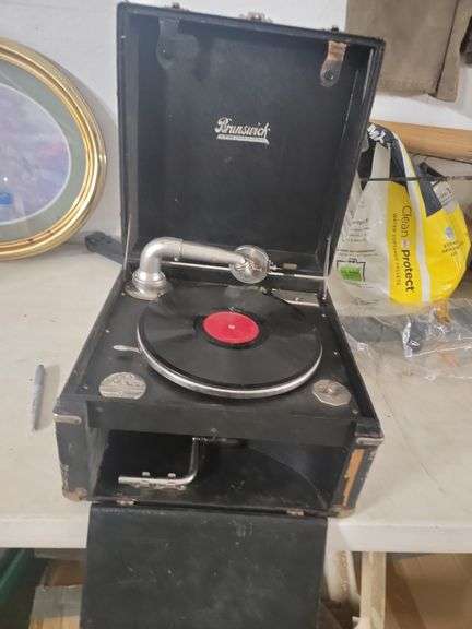 The Brunswick phonograph, model 101, works - Advantage Auction
