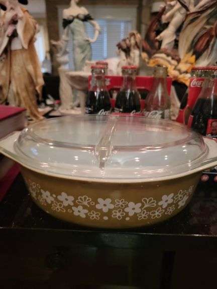 Green Pyrex dish and glass lids - Advantage Auction