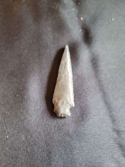 Black arrowhead - Advantage Auction