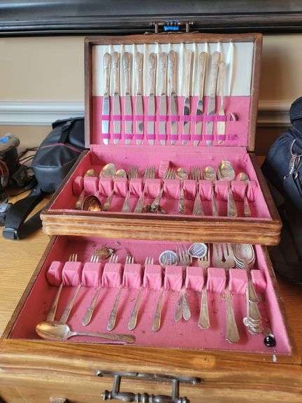 Silver silverware in case - Advantage Auction