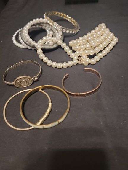 Assorted bracelets - Advantage Auction