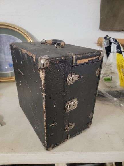 The Brunswick phonograph, model 101, works - Advantage Auction